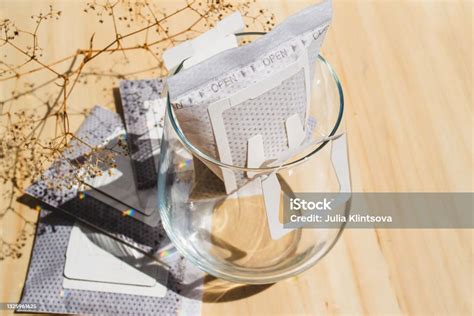 나무 테이블에 드립 커피 가방 유리 컵 인스턴트 종이 봉지 미식가 갓 양조 드물다 가방에 대한 스톡 사진 및 기타 이미지 가방 신선함 건조한 Istock