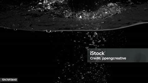거품이 검은 배경 위에 떠 있는 소 다에서 다과의 새로 고침 또는 탄산 음료를 물 검은색에 대한 스톡 사진 및 기타 이미지 검은색 기포 깨끗한 Istock