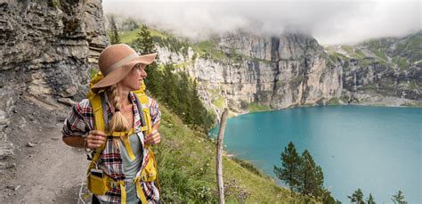 자연과 야외를 즐기는 스위스 알프스에서 여름 산책의 아름다운 알프스 풍경에서 하이킹을 하는 젊은 여성 걷기에 대한 스톡 사진 및