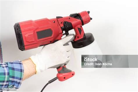 건축업자는 집 개조 개조 중에 전기 스프레이 건 클로즈업으로 벽을 칠합니다 개선에 대한 스톡 사진 및 기타 이미지 개선 건설 산업 건설 장비 Istock