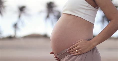 가족 건강한 고요한 고요함 국가 기대하는 기쁨 껴안다 노동 따뜻한 날씨 라이프스타일 맨몸의 모래 모성 미래의 어머니 배 사랑 새로운 시작 손