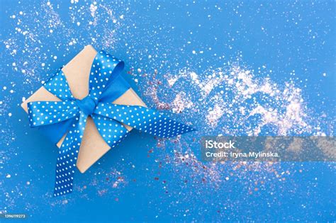 파란색 배경에 파란색 리본 활이있는 크리스마스 선물 상자가 반짝입니다 복사 공간이있는 아름다운 크리스마스와 새해 축제 배경 선물 상자 12월에 대한 스톡 사진 및 기타