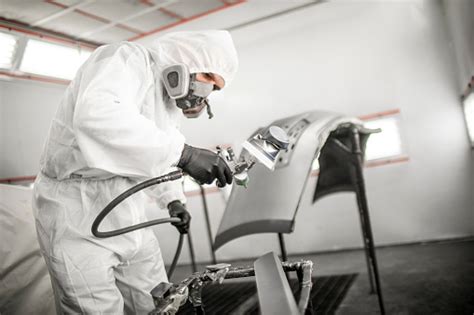 워크샵에서 베이스 코트 페인트 사고에 손상 자동차 범퍼를 폭파 전문 자동차 화가 스프레이 도장에 대한 스톡 사진 및 기타 이미지 스프레이 도장 옻칠한 가스 압축기