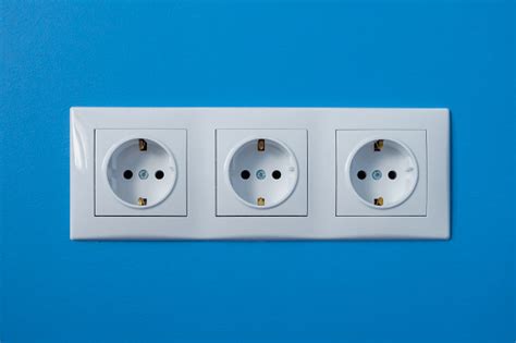 파란색 벽에위치한 빈 흰색 전기 유럽 콘센트의 그룹 닫기 콘센트에 대한 스톡 사진 및 기타 이미지 콘센트 산업 0명 Istock