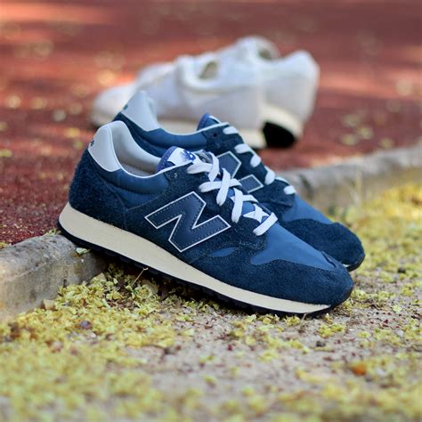 New Balance 520 Hairy Suede - Sneakers.fr