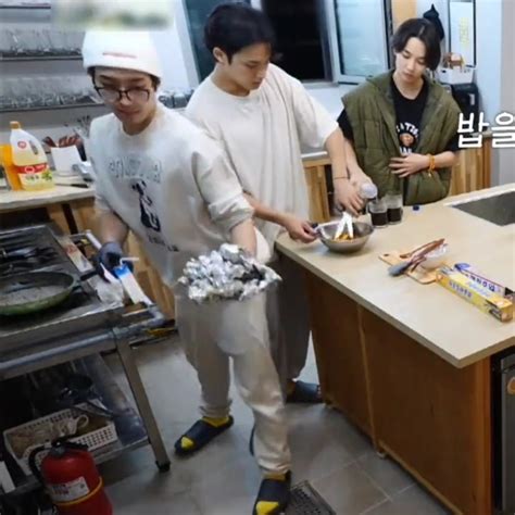 On Twitter Fuck Jeonghan And Mingyu Why Aren T They Staring At Wonwoo S Ass Https Twitter