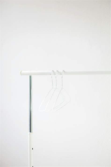 흰색 금속 막대에 흰색 옷걸이 사진 Unsplash의 무료 하얀 이미지