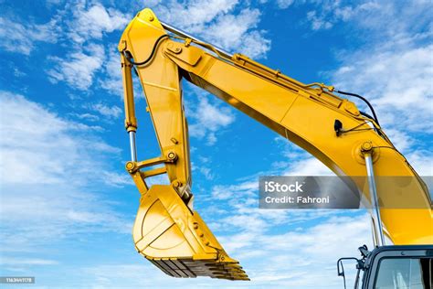 푸른 하늘에 유압 피스톤 팔 노란색 백호 건설 현장에서 발굴을위한 중장비 유압 기계 거대한 불도저 중장비 산업 기계 공학 흙 파는 기계에 대한 스톡 사진 및 기타 이미지