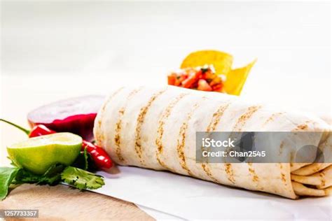 토마토 샐러드와 아보카도 과카몰리 딥 소스를 곁들인 포고기 소고기 칠리 콘 카른을 곁들인 멕시코 전통 정통 수제 부리토 롤 샌드위치에 대한 스톡 사진 및 기타 이미지