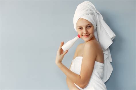 Hermosa Mujer Joven De Pie Con Crema Foto Gratis