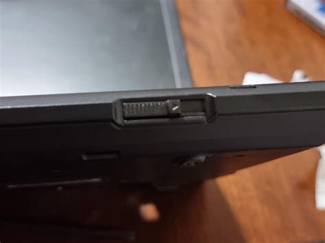 T420 Screen Latch Stuck When Keyboard Bezel Is Closed But When I Open It Its Normal Again R