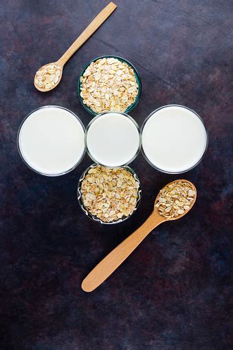 귀리 우유 어두운 배경에 유기농 귀리 우유 비건 비 유제품 대체 우유 검은 배경에 건강한 비건 우유 맨 위 보기 0명에 대한 스톡 사진 및 기타 이미지 Istock