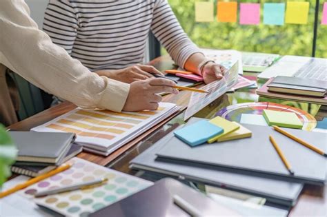 팀워크 브레인스토밍 창의적인 아이디어 비즈니스 프로젝트 비즈니스 사람들이 아이디어를 공유하기 위해 색상 견본 샘플과 논의하는 동안 메모를 작성합니다 프리미엄 사진