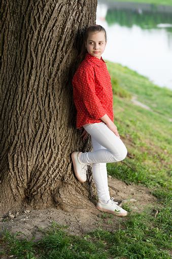 평화를 찾고 자연속에서 휴식을 취하십시오 조용하고 평화로운 삶의 균형 평화로운 분위기 좋은 분위기만 소녀 작은 귀여운 아이는 나무 줄기에서 평화와 평온을 즐길 수 있습니다