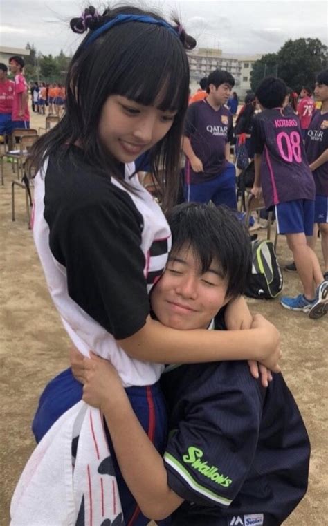 【画像】体育祭で巨乳jkに抱き着く男子生徒ww