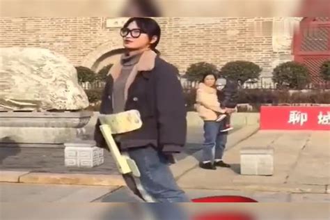不倒翁人员招聘现场，130斤的姑娘上去时，我知道她要被淘汰了！