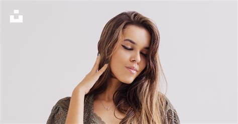 갈색 드레스를 입은 여자가 사진을 위해 포즈를 취하고 있다 사진 Unsplash의 무료 여자 이미지