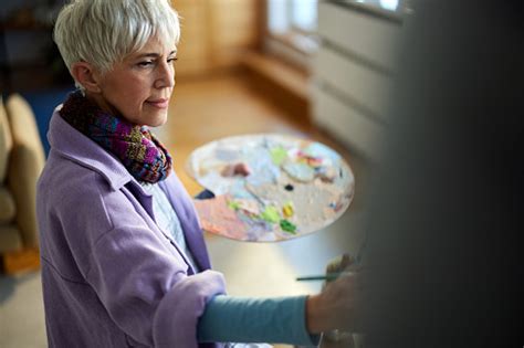 예술 스튜디오에서 그림을 그리는 동안 즐기는 성숙한 여성 화가 그리기에 대한 스톡 사진 및 기타 이미지 그리기 그림 그리기