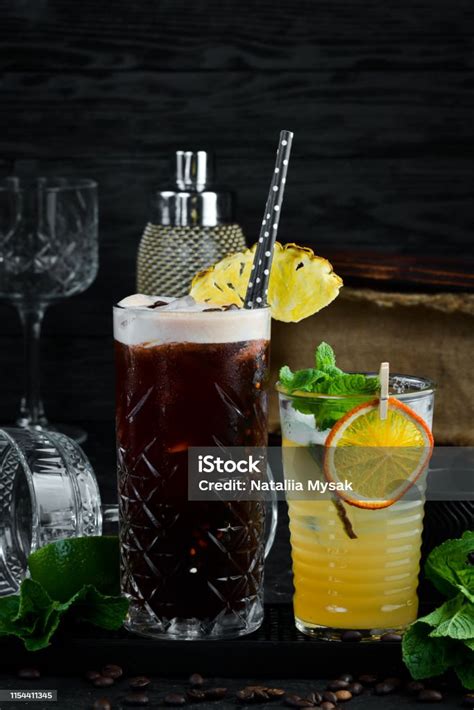 쿠바 리브레 또는 롱 아일랜드 아이스 티 칵테일 강한 음료 0명에 대한 스톡 사진 및 기타 이미지 0명 갈색 긴 Istock