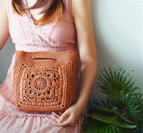 сумка крючком на основе бабушкиного квадрата Granny Square Bag Crochet Purses Crochet Bags