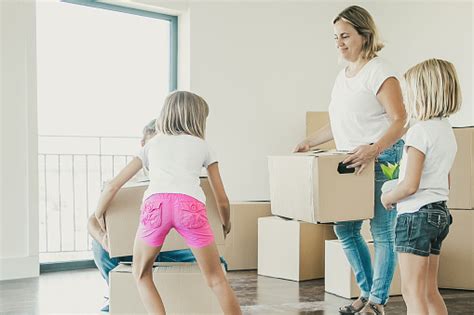 골판지 상자를 들고 있는 두 명의 아이들과 함께 행복한 가족 3 명에 대한 스톡 사진 및 기타 이미지 3 명 가족 달리기