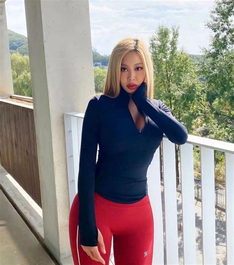 제시 아찔한 상의 밀착 레깅스 매치…탄탄한 보디라인 스타일m