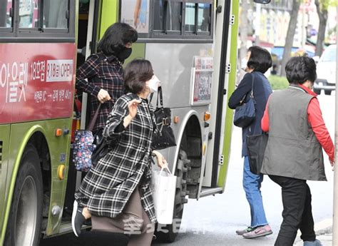 마스크 착용 의무화 시행 첫날 시민들 꼭 착용해야 하는데과태료 10만원 부과는 과도”