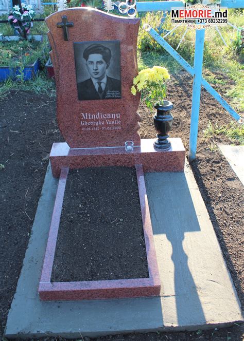 Памятник из красного гранита для могилы на кладбище Бельцы в Молдове
