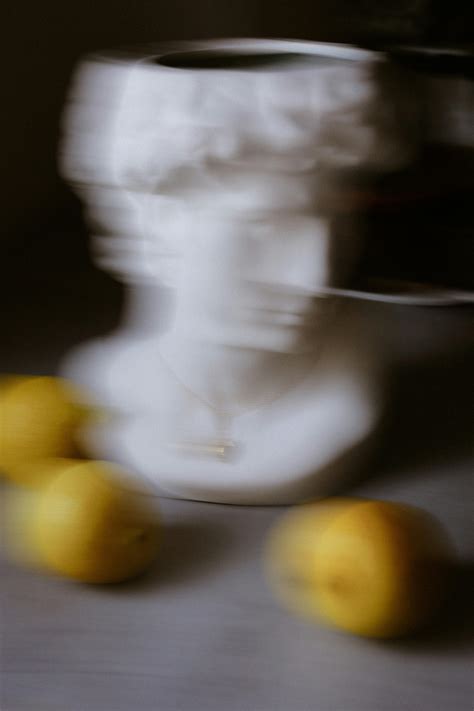 실내 개념 예술 고전 예술 과일 관념적인 깁스 노란색 동상 머리 레몬 레몬 과일 레몬 정물 머리 조각 몽환 미니멀리스트 미술 미술 작품