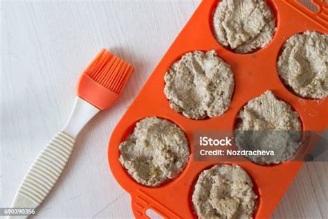 씨앗으로 호 밀 가루에서 빵을 만드는 과정 컵 케이크와 브러시에 대 한 밝은 오렌지 실리콘 몰드 평면도 러시아에 대한 스톡 사진