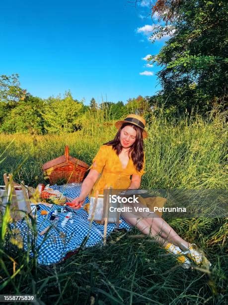 노란 드레스를 입고 모자를 쓴 여성이 피크닉에서 야외에서 그림을 그리는 모습 30 34세에 대한 스톡 사진 및 기타 이미지 30 34세 그림 그리기 나무 Istock