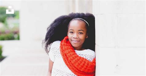 낮에는 빨간 스카프를 두르고 흰 셔츠와 반바지를 입고 웃는 소녀 사진 Unsplash의 무료 소녀 이미지