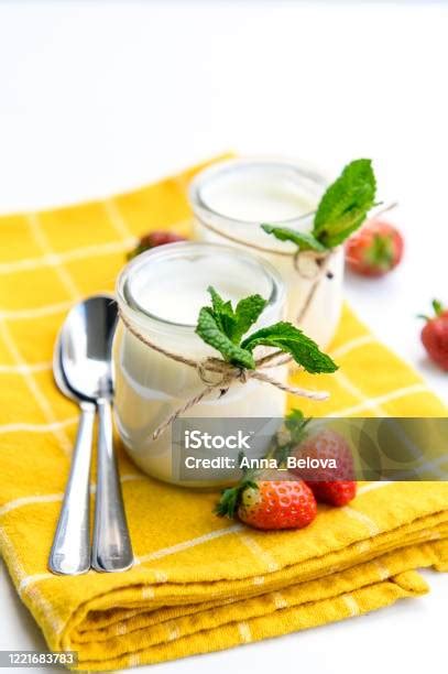 민트와 딸기로 장식 된 흰색 배경에 천연 요구르트 2 잔 민트와 딸기로 장식 된 흰색 배경에 천연 요구르트 2 잔 0명에 대한