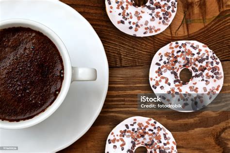 카페인의 향기로운 커피 전체 함께 매우 맛 있는 달콤한 도넛은 정신적 육체적 모든 노력 후 잊을 수 없는 맛과 휴식 경험 개체 그룹에 대한 스톡 사진 및 기타 이미지