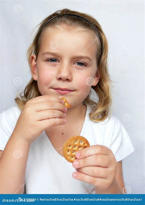 Het Kind Eet Koekjes Stock Foto Image Of Ontbijt Meisjes 3729324