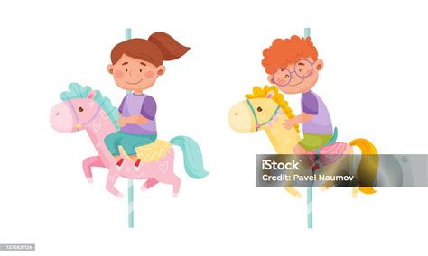 놀이 공원 세트에서 재미를 행복한 아이들 봄 말 만화 벡터 일러스트를 타고 소년과 소녀 개체 그룹에 대한 스톡 벡터 아트 및