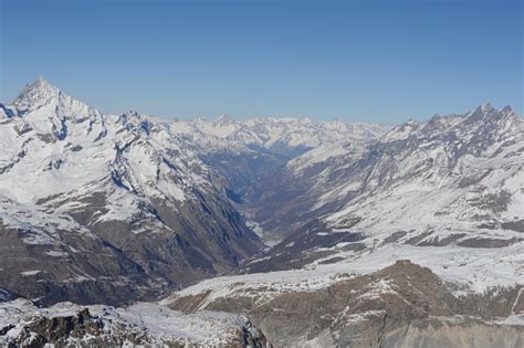 바위와 맑고 푸른 하늘이 있는 화창한 날에 겨울에 눈이 내리는 산 알프스 산맥의 겨울 스위스 이탈리아 0명에 대한 스톡 사진 및