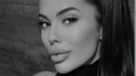 Поли на Благо Георгиев се пусна по сутиен с младо момче СНИМКИ