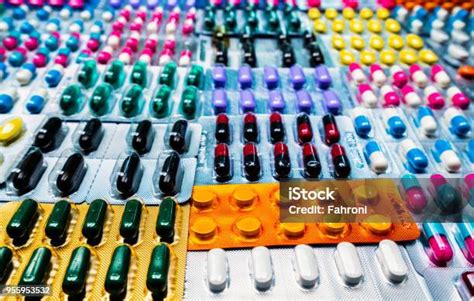 아름 다운 패턴으로 배열 하는 물집 포장 정제 및 캡슐 알 약의 화려한 제약 산업 개념입니다 약국 약국입니다 항생제 약물 저항 및 합리적인 의약품 사용 0명에 대한 스톡