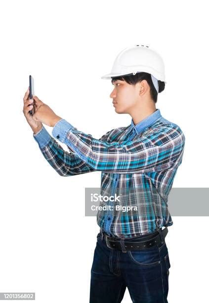 5g 네트워크 고속 모바일 인터넷휴대 전화와 함께 명령을 생각 사업가 엔지니어 흰색 안전 헬멧 플라스틱을 착용하십시오 흰색