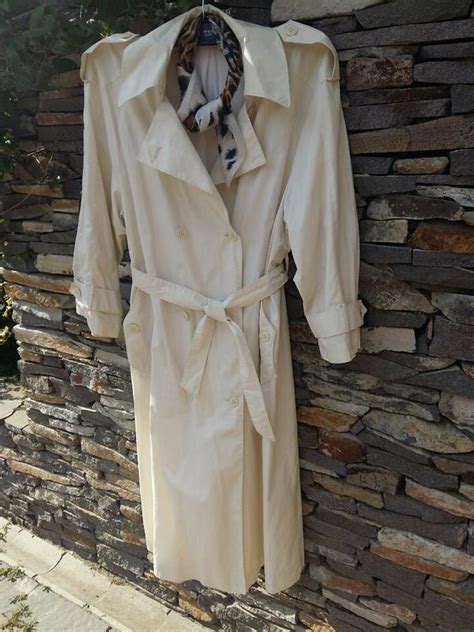 Тренч масляного цвета оверсайс швейцария — цена 790 грн в каталоге Плащи Купить женские вещи