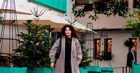 가로수가 늘어선 거리 가을 시즌 가을 패션 거리 설정 거리 패션 건축 세부 걷는 여자 계절 의류 곱슬 머리 스타일 곱슬머리 곱슬머리 스타일 낮 패션