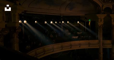 무대 위에 서 있는 한 무리의 사람들 사진 Unsplash의 무료 하노이 오페라 하우스 이미지