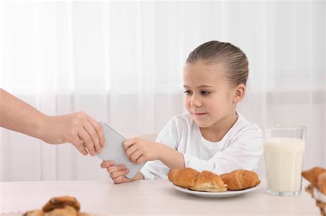 실내 테이블에서 딸에게서 스마트폰을 빼앗는 여자 클로즈업 인터넷 중독 2명에 대한 스톡 사진 및 기타 이미지 2명 6 7