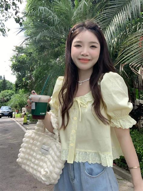 귀여운 프릴 블라우스 플라워 패턴 꽃무늬 레이스 스티치 플랫 카라 스트링 끈 리본 타이 반팔 퍼프 소매 라운드넥 싱글 브레스트 박시 박스 핏 시원한 봄 여름 얇은 셔츠