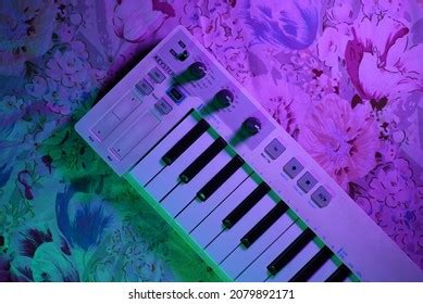 1 818 Midi Keyboard White Background Stock Photos Images Photography Shutterstock
