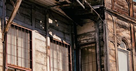 집 밖의 거리 사진 거친 질감 건물 외관 건물 외장 건축 건축 사진 건축 세부 사항 건축적 쇠퇴 구조 나무 나무 질감 낡은 노후화된 도시 경관