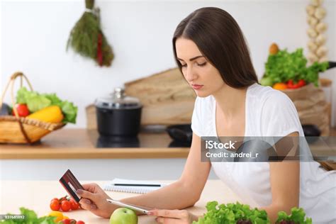 아름 다운 스페인 여자는 태블릿 컴퓨터와 신용 자동차 쇼핑 온라인 만들기 가정 생활에 대한 스톡 사진 및 기타 이미지 가정