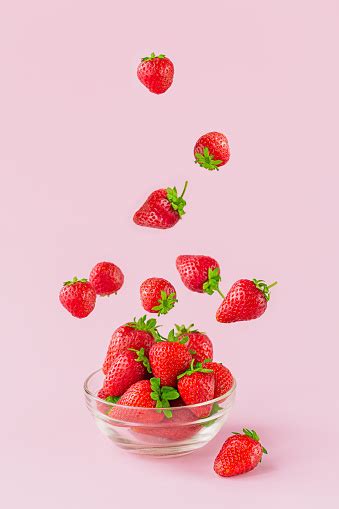 투명 유리 그릇에 신선한 스트로베리를 비행 밝은 분홍색 배경에 건강한 음식 맛있고 육즙이 잘 익은 베리 백그로웅 개념에 대한 스톡 사진 및 기타 이미지 Istock