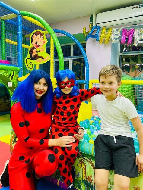 6️⃣ ‍⬛ Девочка с синими волосами в красном костюме с расцветкой божьей коровки всем известная